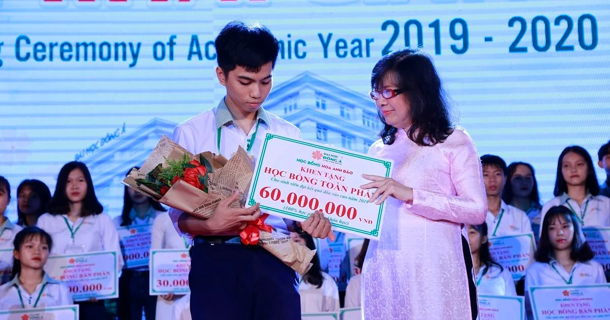 Hai anh em song sinh được nhận học bổng vì thi quốc gia đạt điểm cao