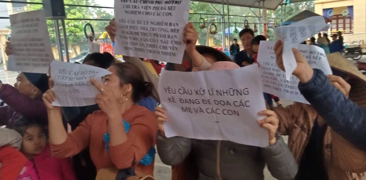 Hàng trăm phụ huynh giơ khẩu hiệu đòi xử lý Ban giám hiệu và công ty ...