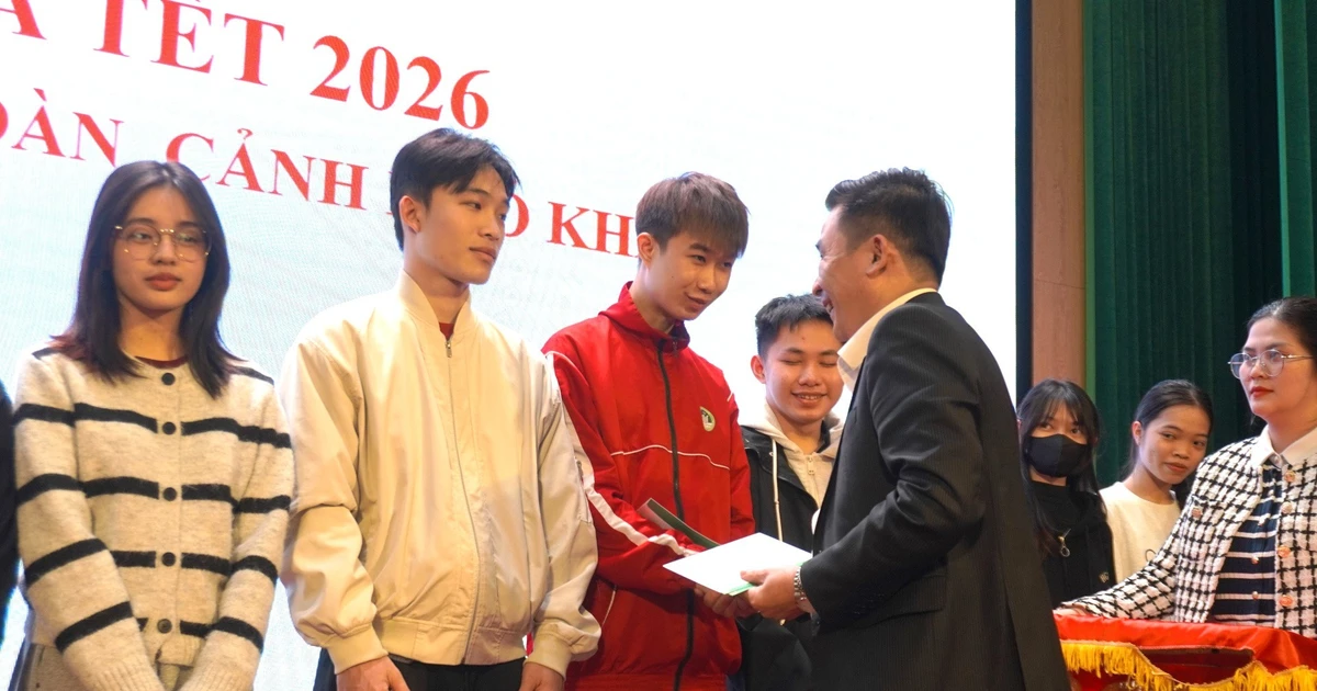 Trường ĐH Tài nguyên và Môi trường Hà Nội trao quà cho SV có hoàn cảnh ...