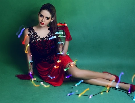 Andrea diện mốt 'bóng điện quấn quanh người' | Giáo dục Việt Nam