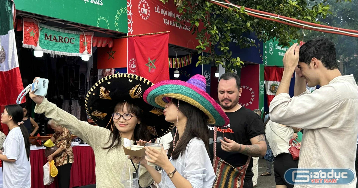 Người dân háo hức trải nghiệm hoạt động tại Lễ hội Văn hóa Thế giới Hà Nội | Giáo dục Việt Nam