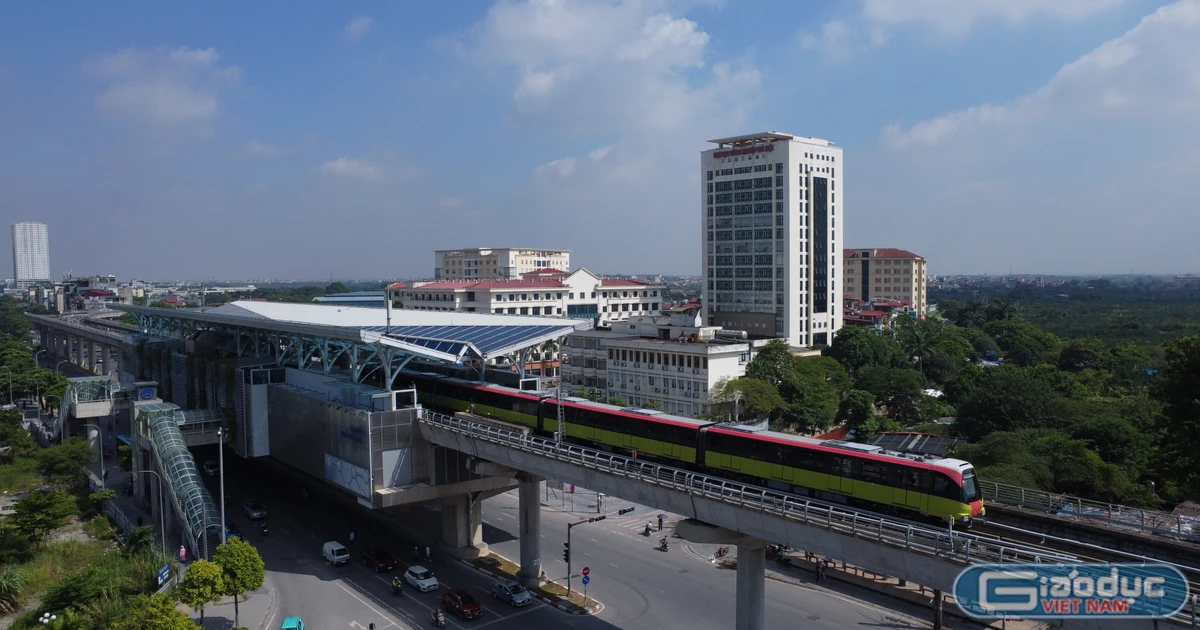 Người dân háo hức trải nghiệm tàu điện đường sắt Nhổn - ga Hà Nội đoạn ...