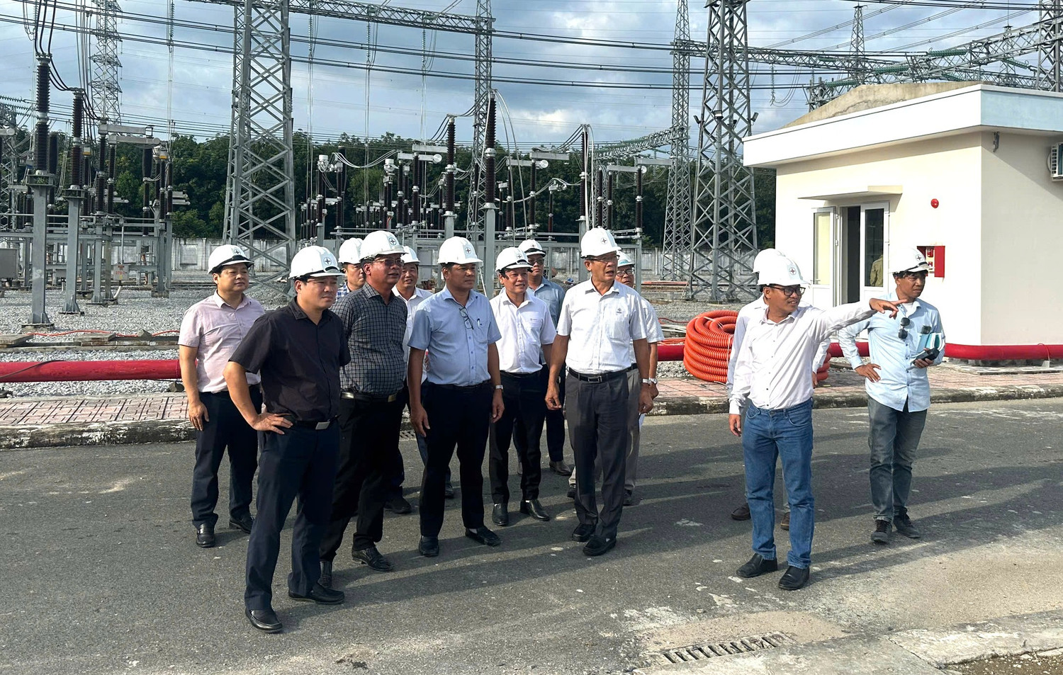 EVNNPT kiểm tra tiến độ Dự án nâng công suất Trạm biến áp 500kV Chơn ...